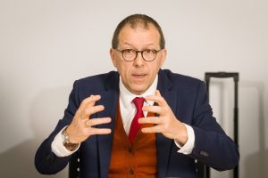 Luc Tack: Een fortuin van €1,44 miljard en succes in het leiden van ...